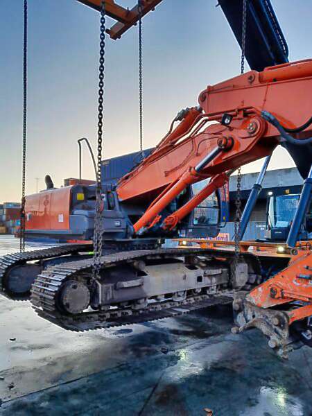 Excavator Shipment to Jebel Ali – World Project Group
